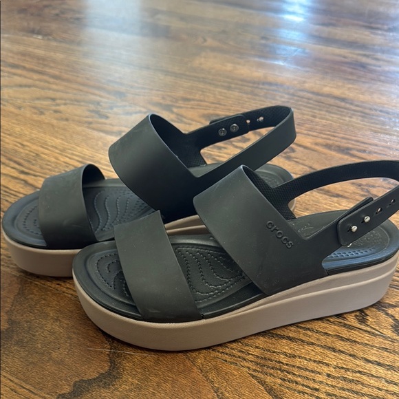 CROCS | Shoes | Crocs Black And Brown Platform Sandals With Wide Straps ...